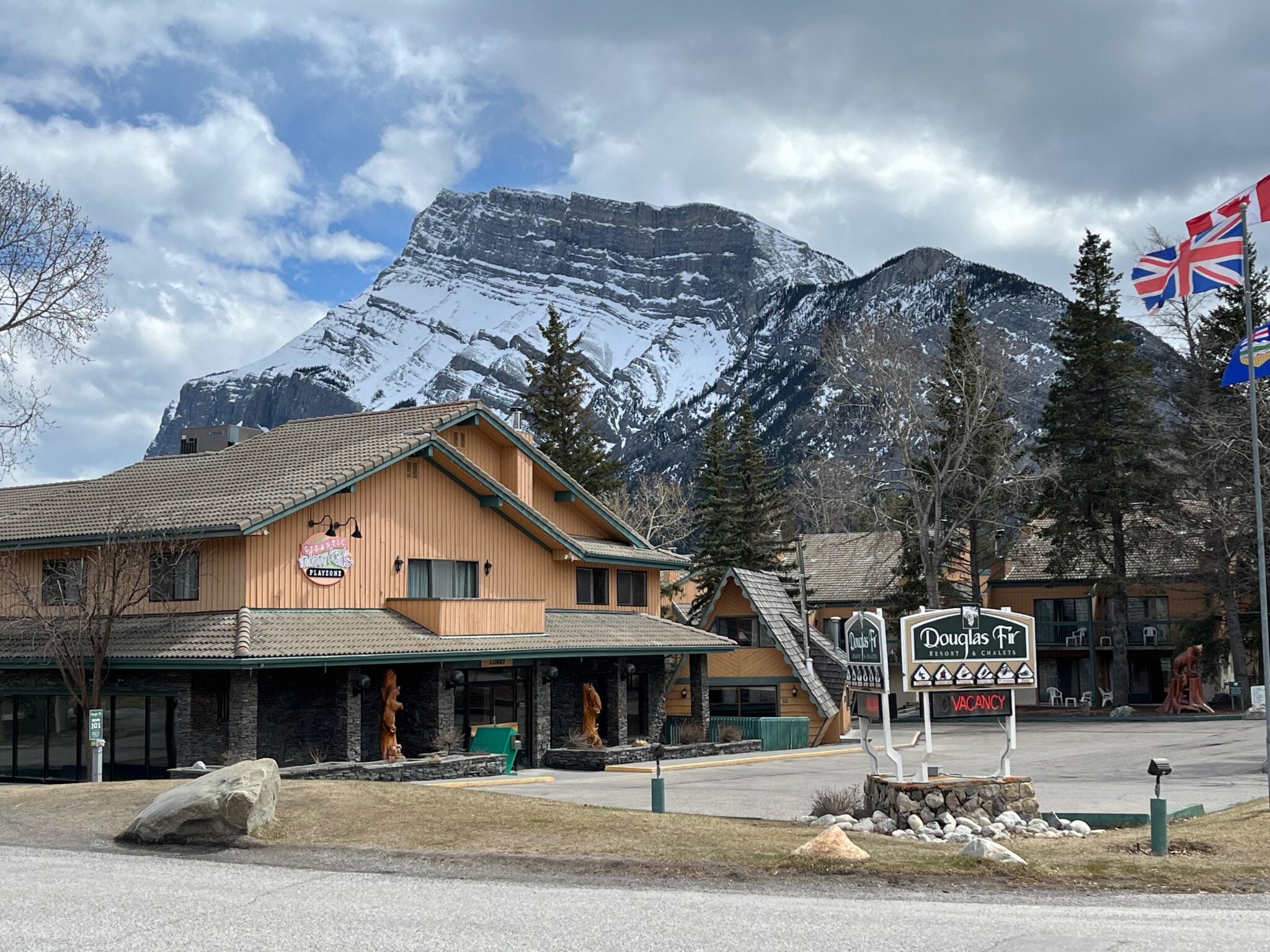 Banff vs Canmore: Where Should You Stay? - wereintherockies